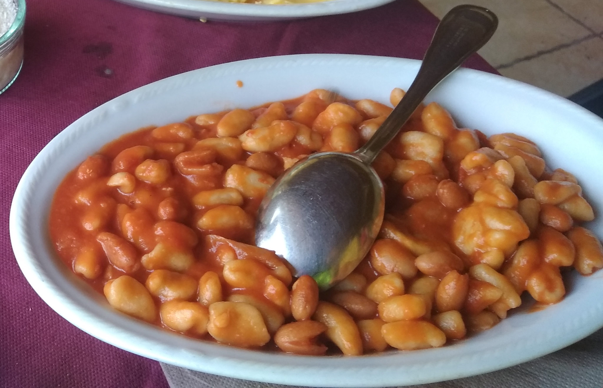 Cazzetti, grattaculi e tette di vergine: le parolacce a tavola | Parolacce